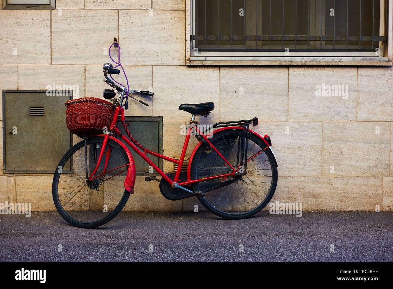 Bike basket cycle hi-res stock photography and images - Alamy
