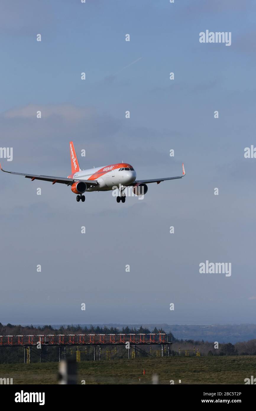 Easy jet planes hi-res stock photography and images - Alamy