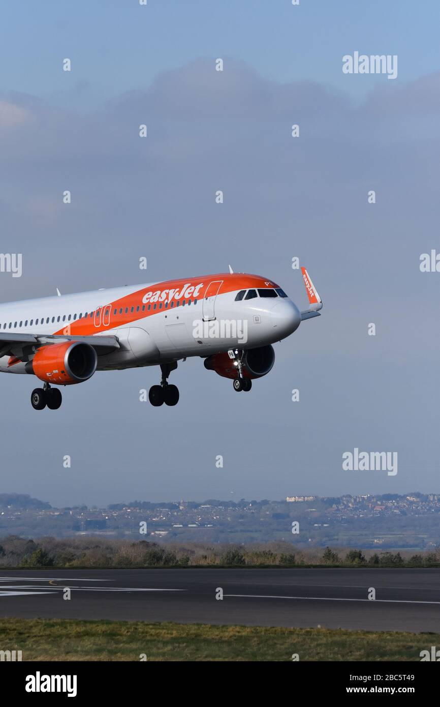 Easy jet photos hi-res stock photography and images - Alamy