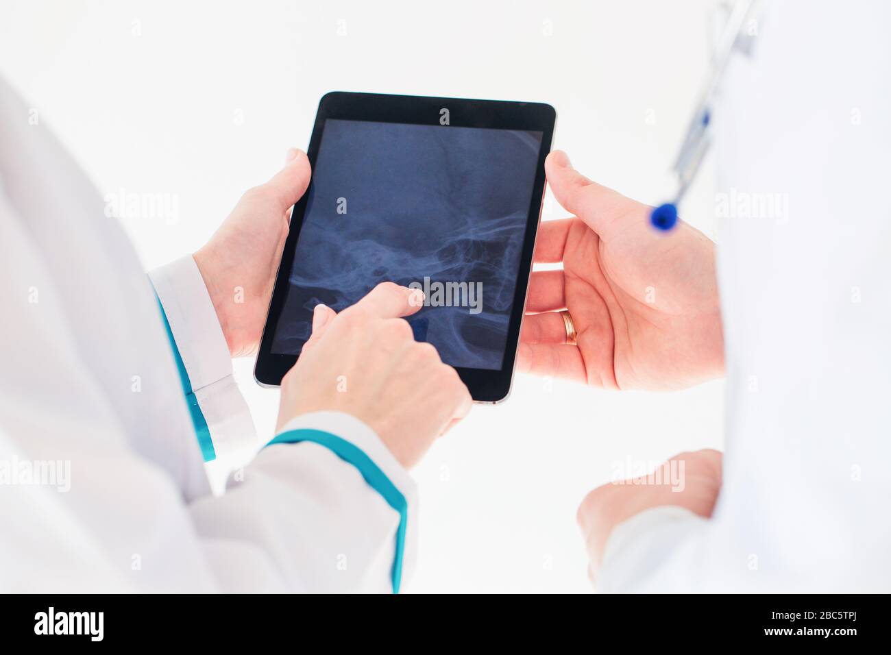 Doctors looking at xray hi-res stock photography and images - Alamy