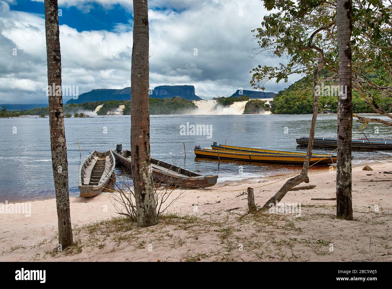 waterfalls in lagoon of Canaima NATIONAL PARK, KUSAR TEPUY behind ...