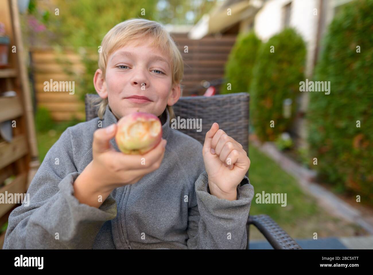 Boy with apple hi-res stock photography and images - Alamy