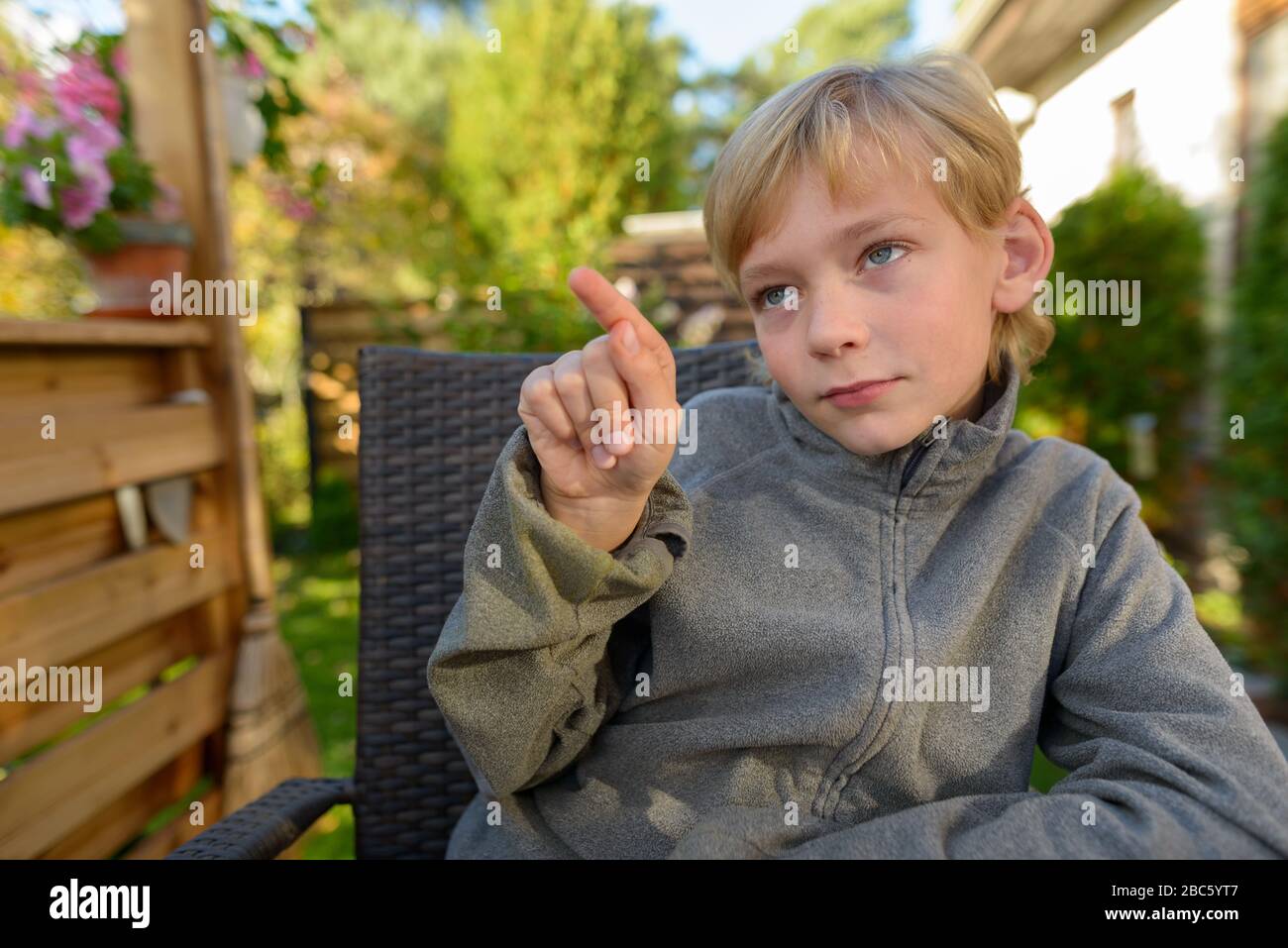 Pointing finger child house yard hi-res stock photography and images ...