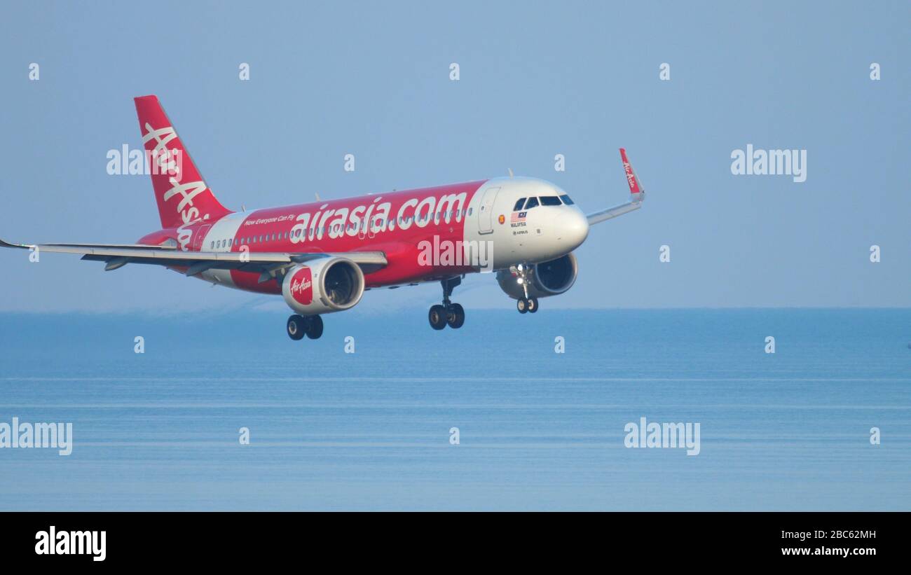 Airbus 320 airliner landing hi-res stock photography and images - Alamy
