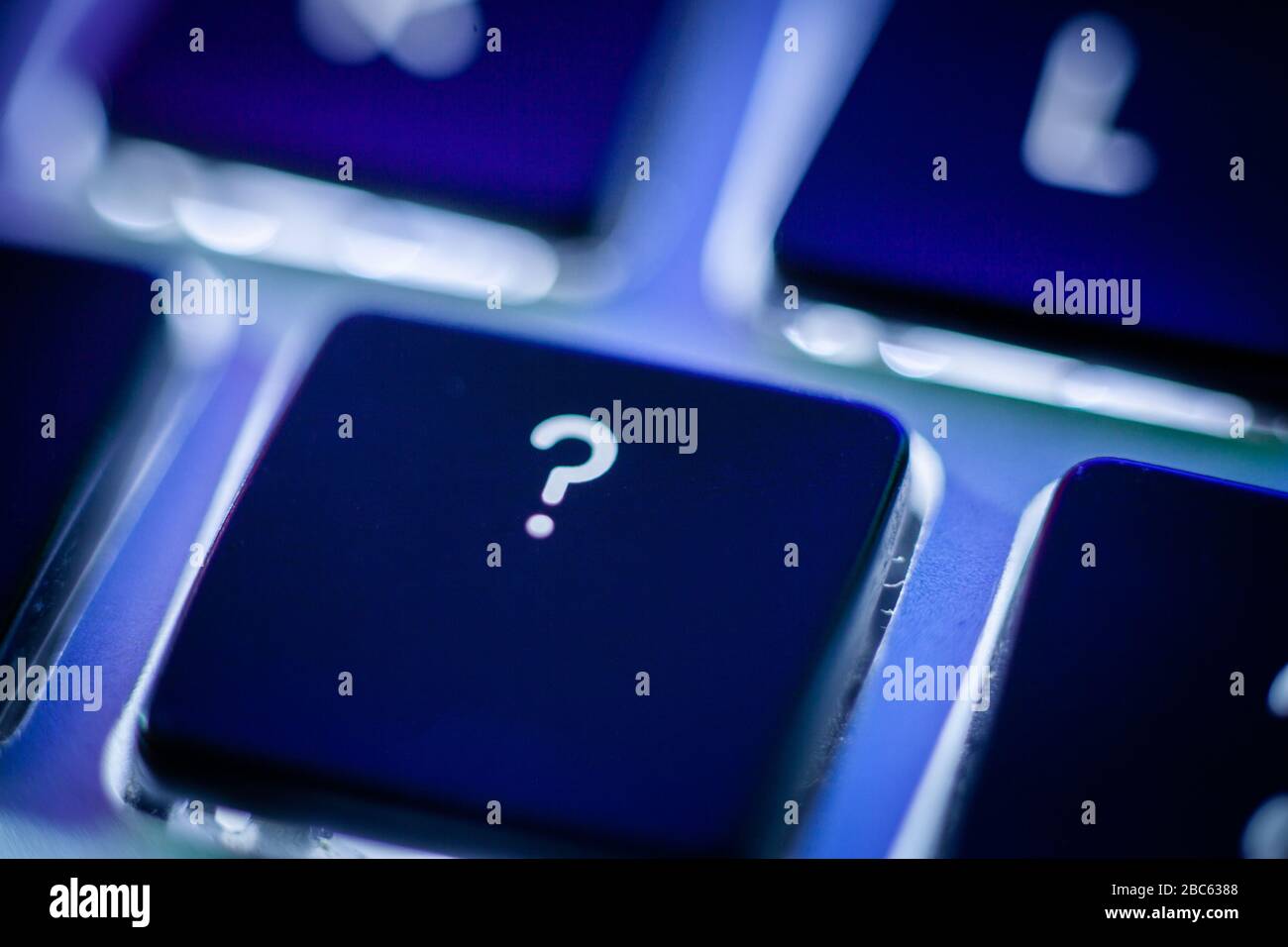 Question mark key on computer keyboard close up Stock Photo - Alamy