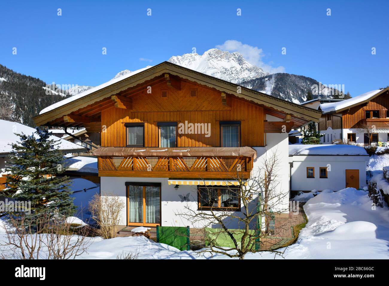 Austria, homes in traditional style in Tyrol Stock Photo - Alamy