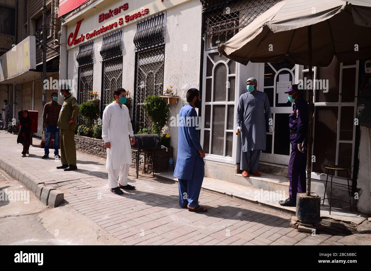 March 30, 2020: Pakistan, Peshawar. 30 March 2020. People queue and ...