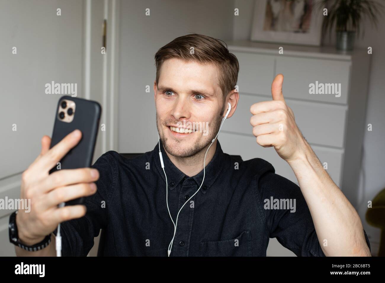 Zoom video conferencing hi-res stock photography and images - Alamy