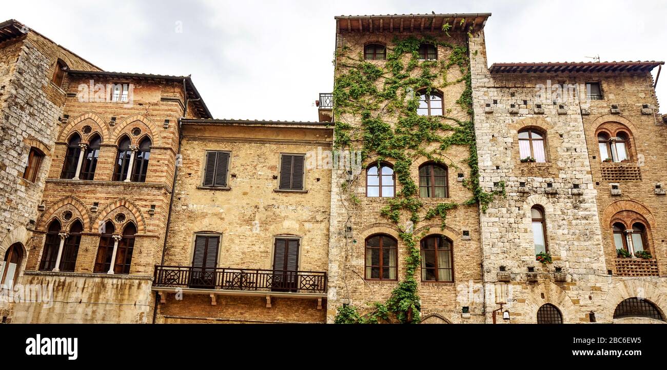 Typical tuscan stone house hi-res stock photography and images - Alamy