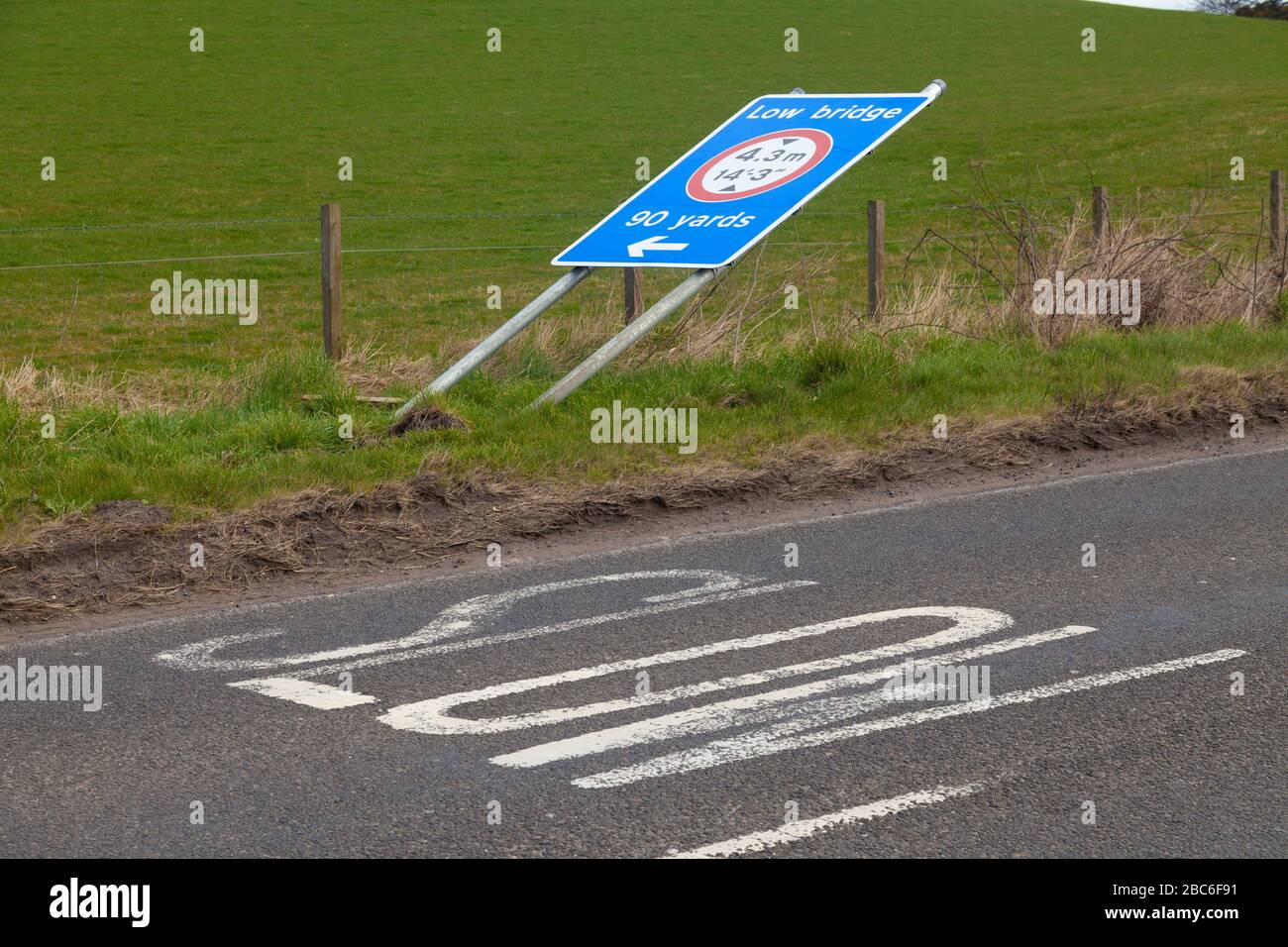 Road sign warning low bridge hi-res stock photography and images - Alamy