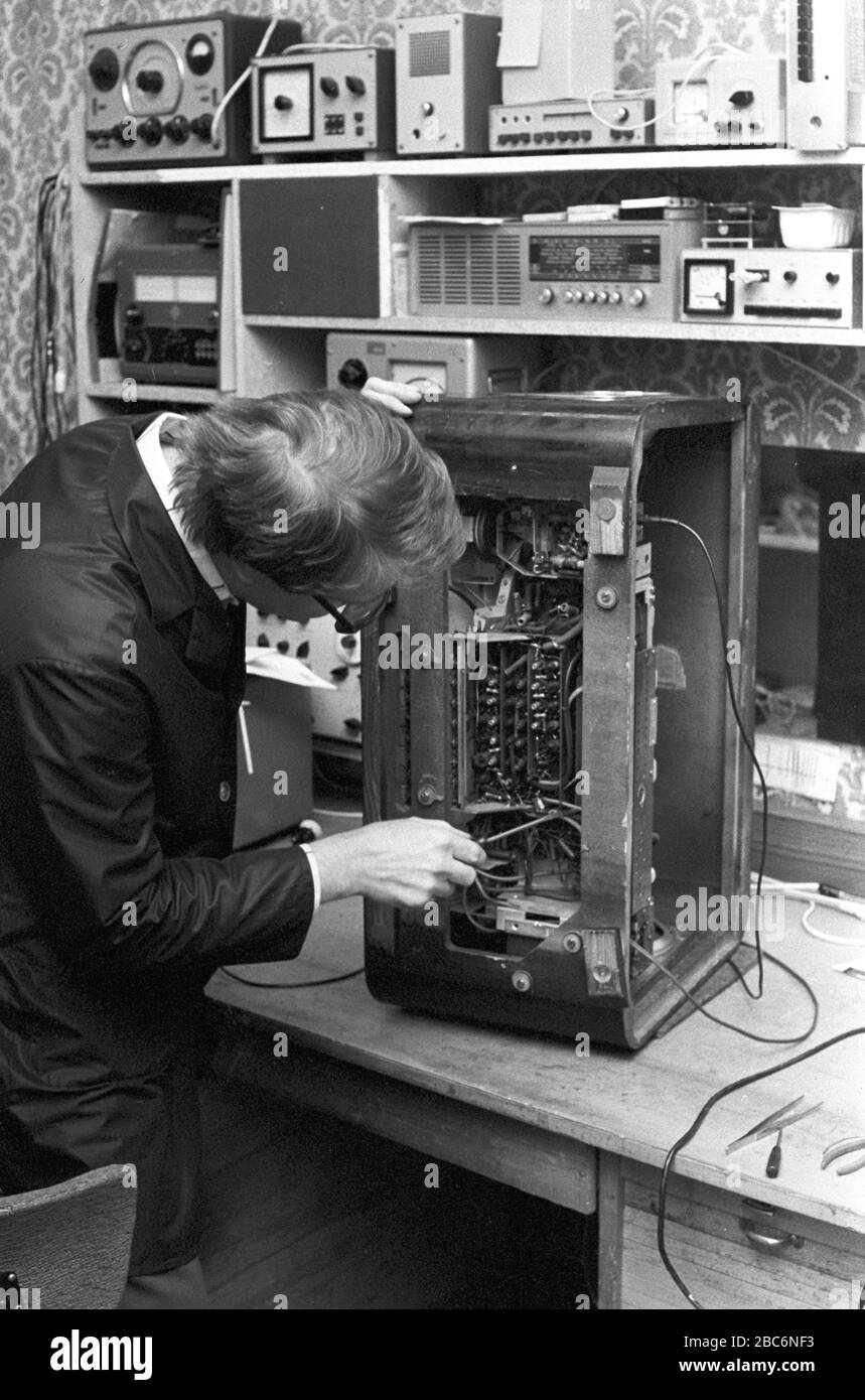 Mechanic 1980s hi-res stock photography and images - Alamy