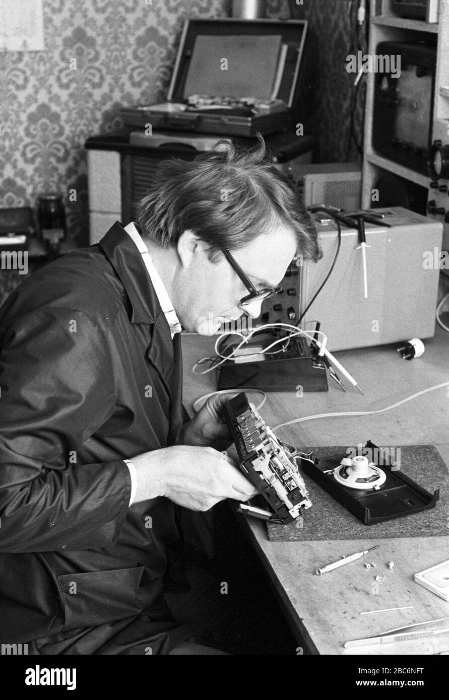 Mechanic 1980s hi-res stock photography and images - Alamy