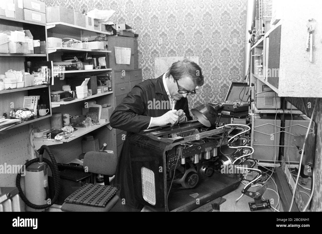 Mechanic 1980s hi-res stock photography and images - Alamy