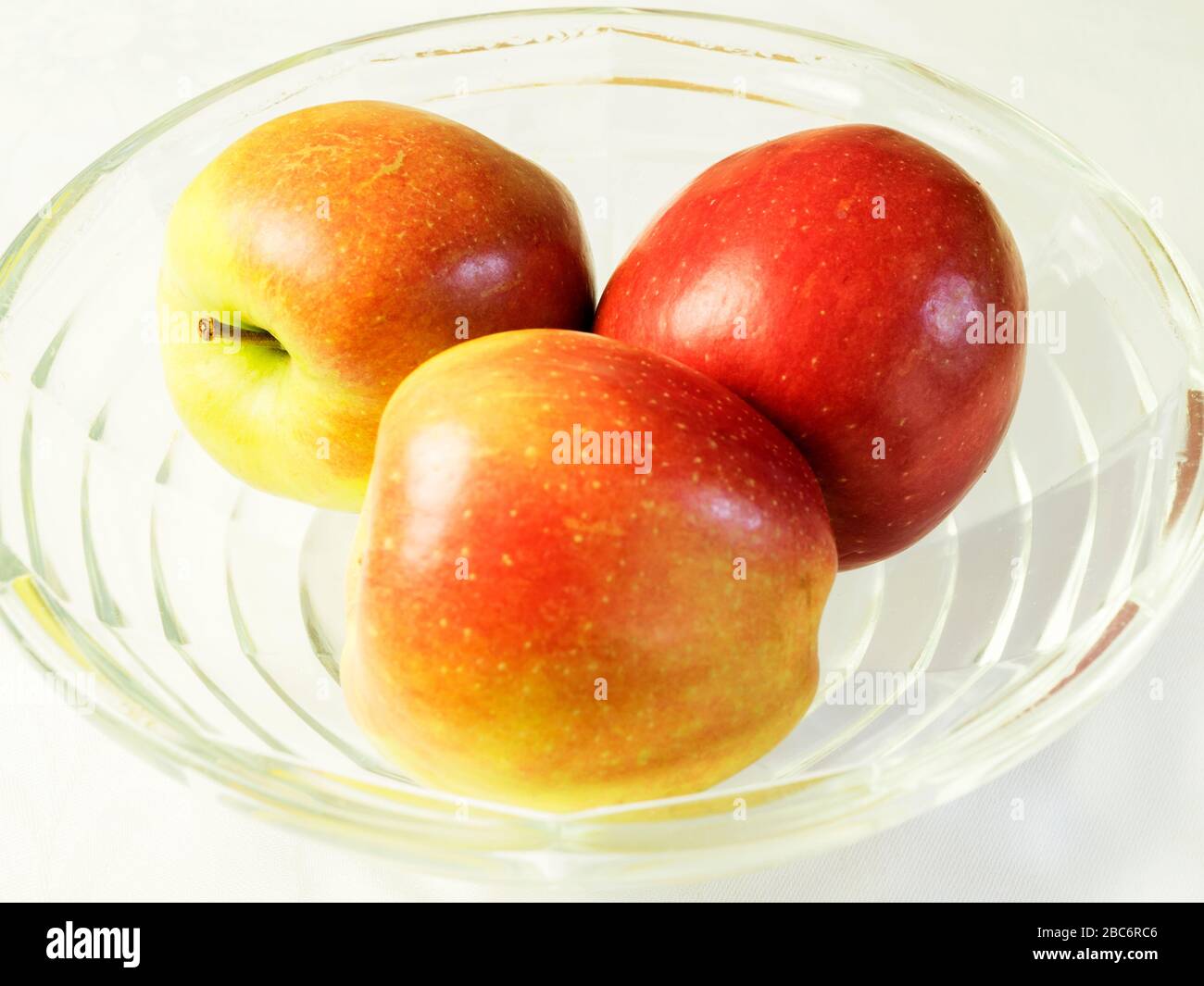 Apples in white fruit bowl hi-res stock photography and images - Alamy