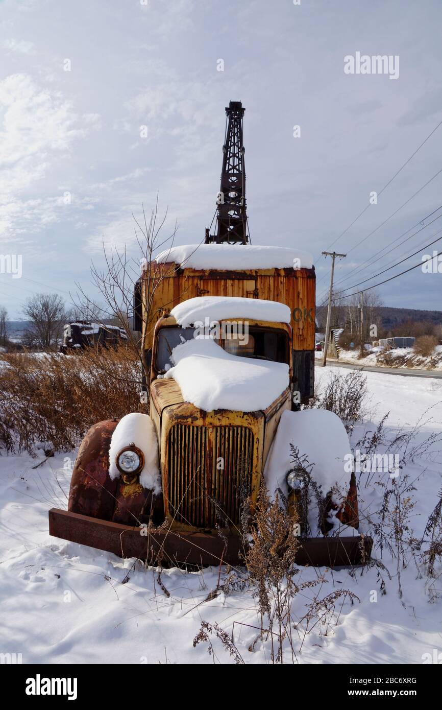 Rusty old wrecker tow truck breakdown lorry in the snow Stock Photo - Alamy