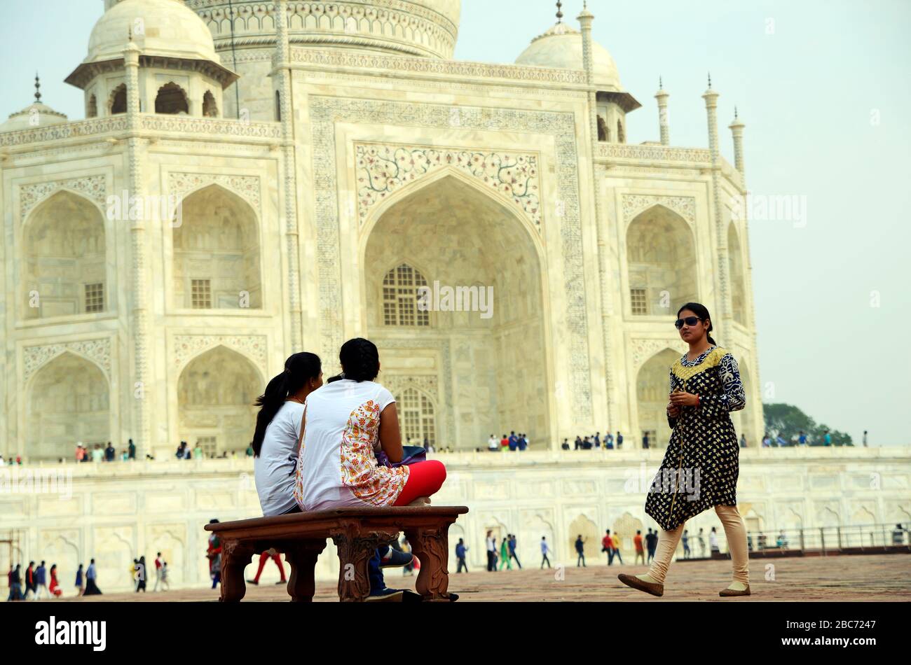 Taj Mahal with visiting tourists Stock Photo - Alamy