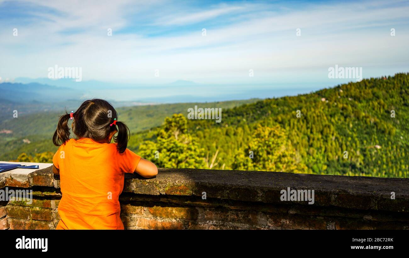Kid girl mountain back view hi-res stock photography and images - Alamy