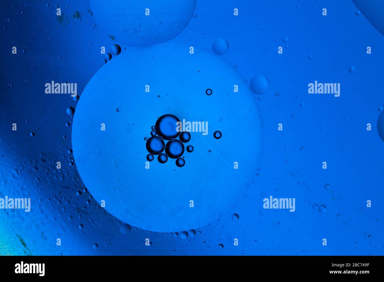 Blue bubbles in water extreme hi-res stock photography and images - Alamy