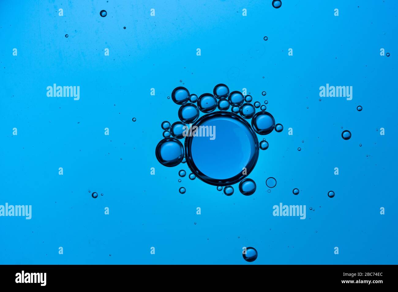 Gradient Oil drops in the water. Oil bubbles in water, round abstract ...