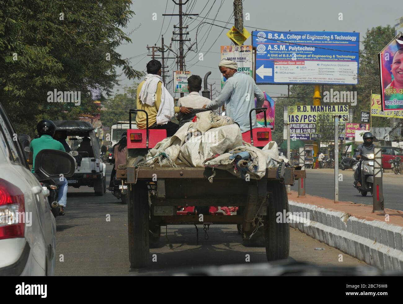 Overloaded trailer hi-res stock photography and images - Alamy
