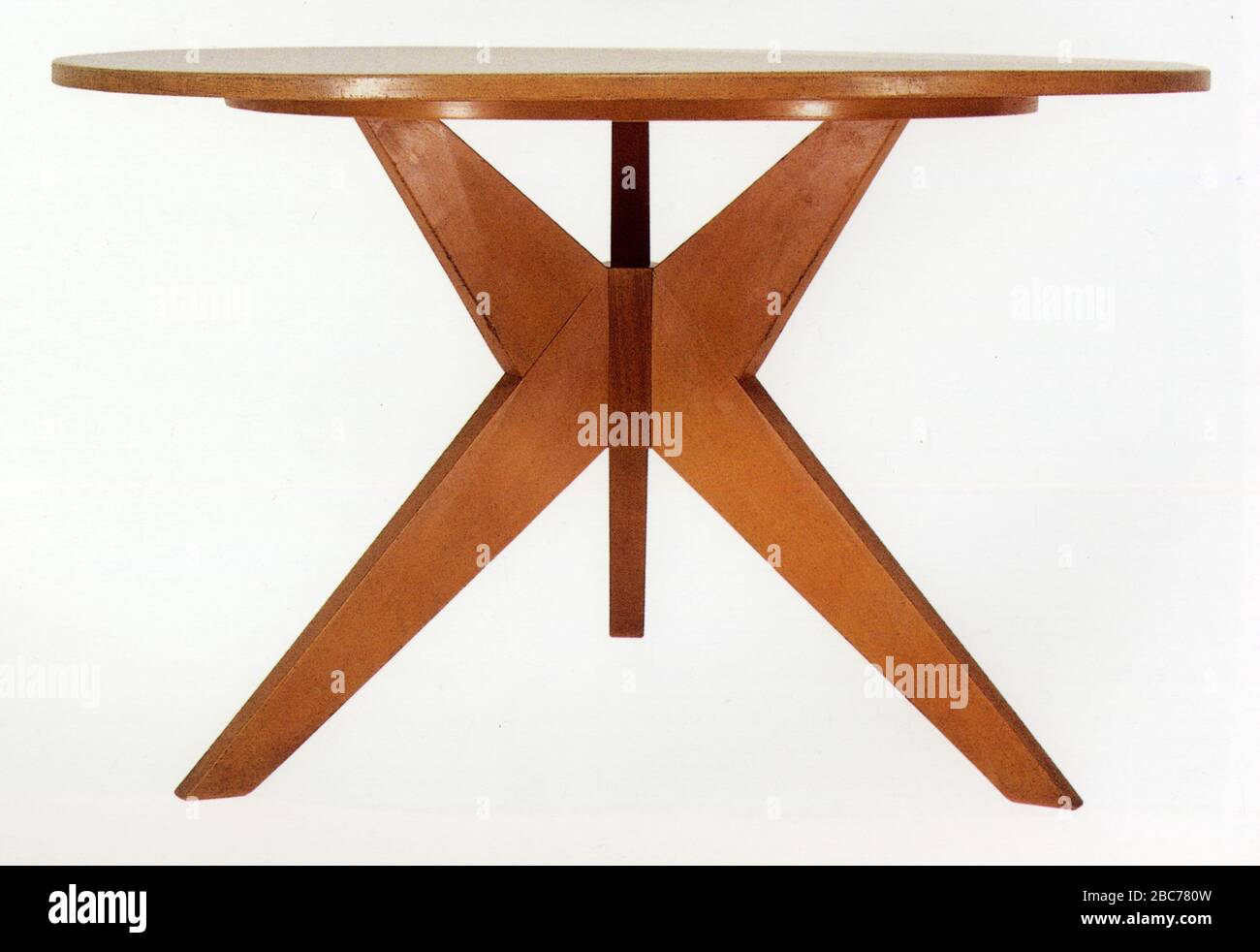 Table moderne en bois Stock Photo - Alamy