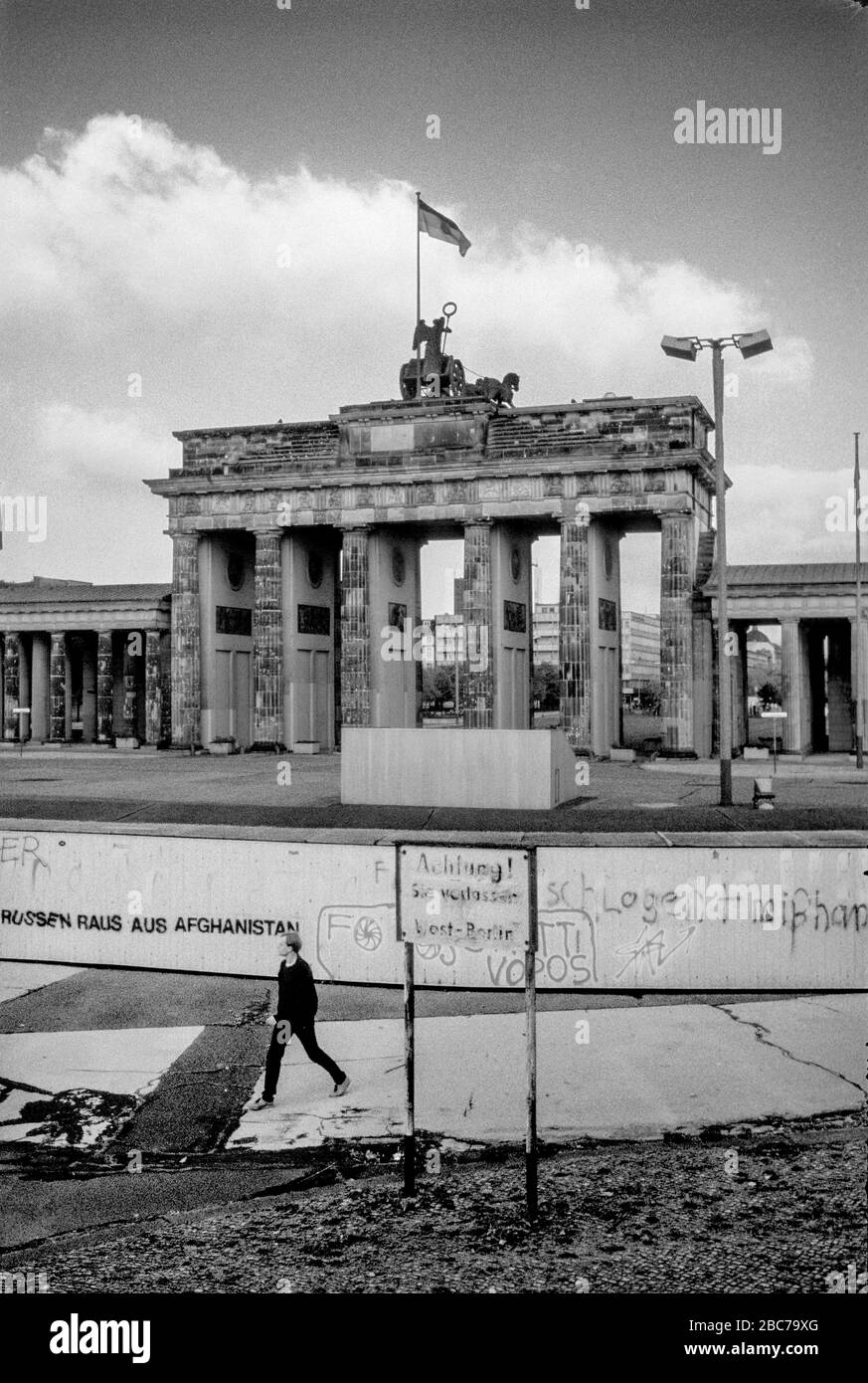 Berlin wall before 1989 hi-res stock photography and images - Alamy