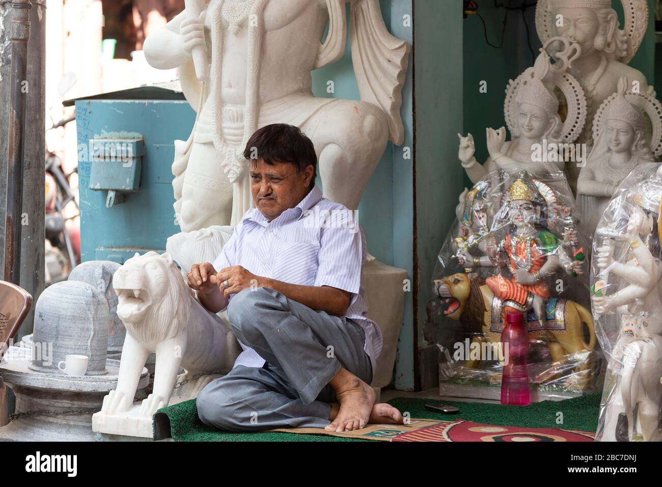 Statues outside shop hi-res stock photography and images - Alamy