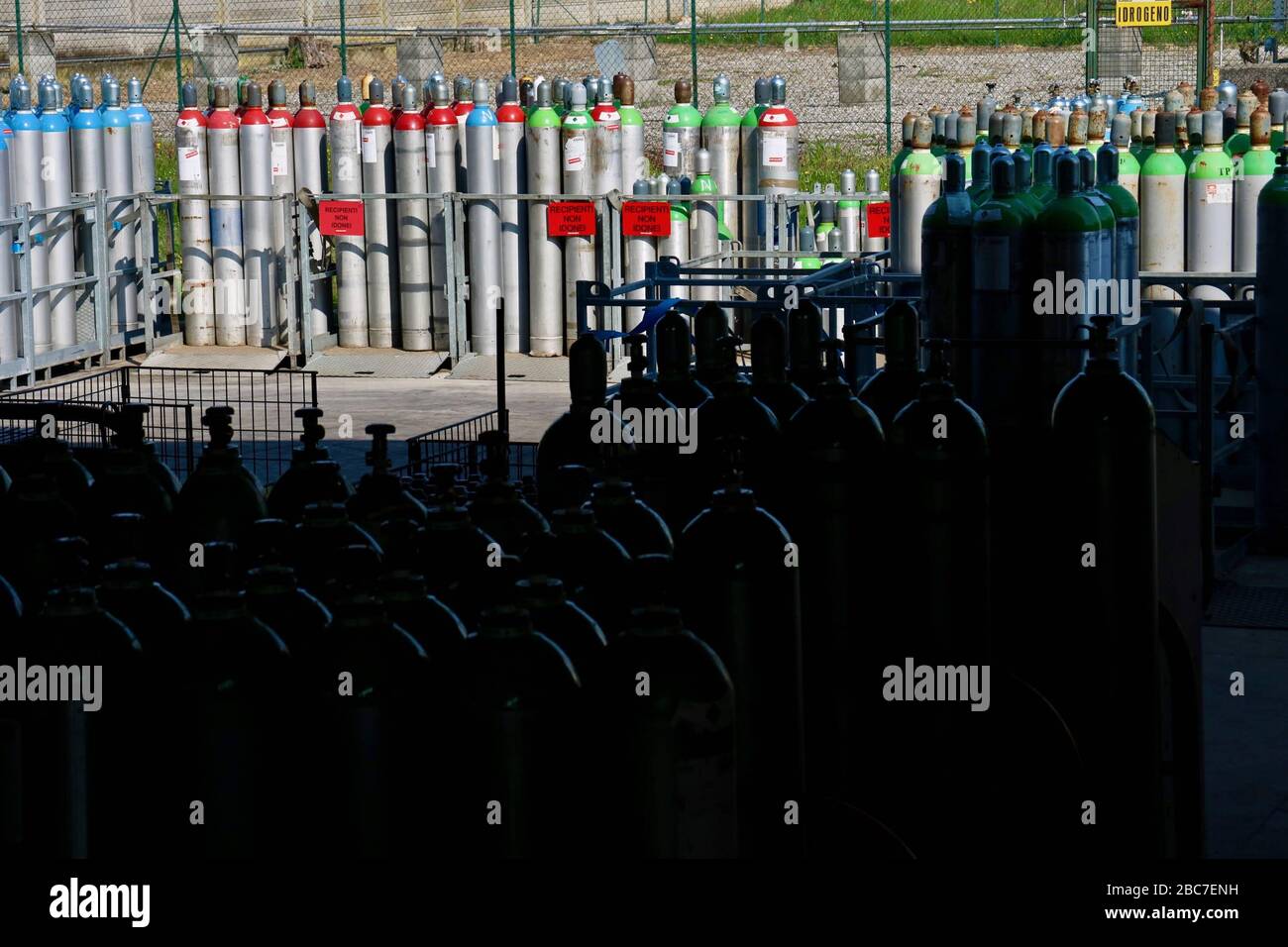 Empty oxygen cylinders hi-res stock photography and images - Alamy