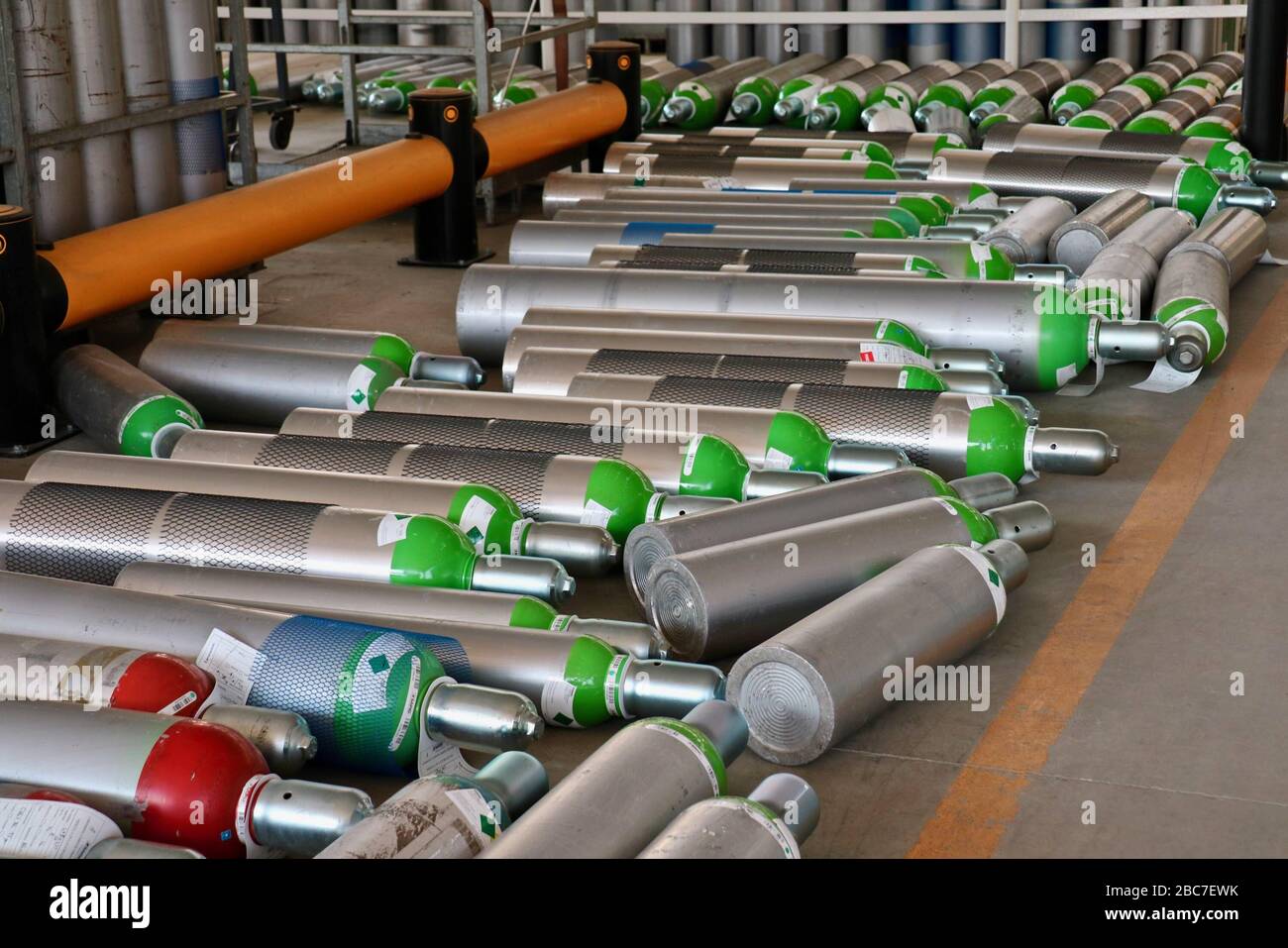 Empty oxygen cylinders hi-res stock photography and images - Alamy