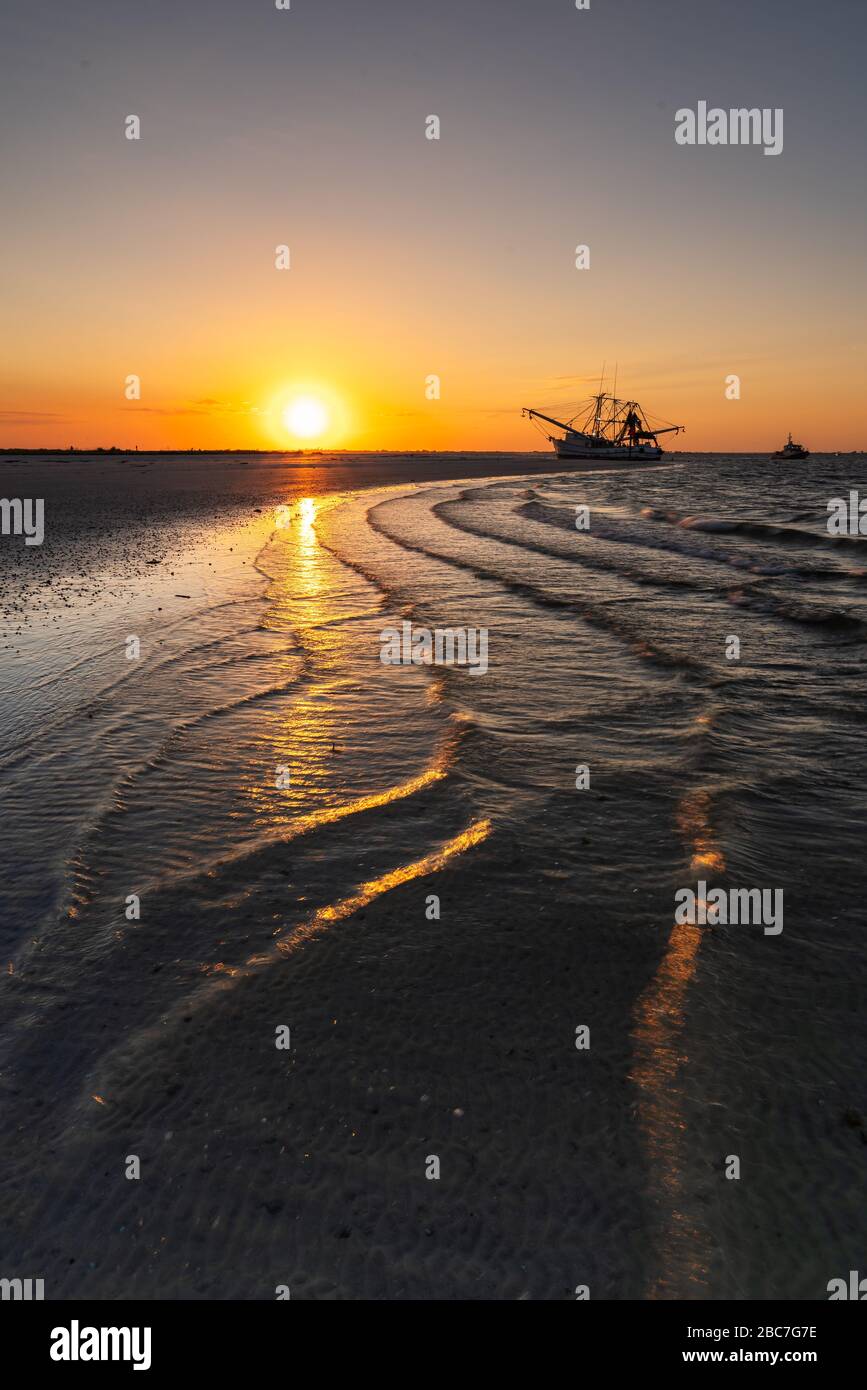 Grounded ship hi-res stock photography and images - Alamy