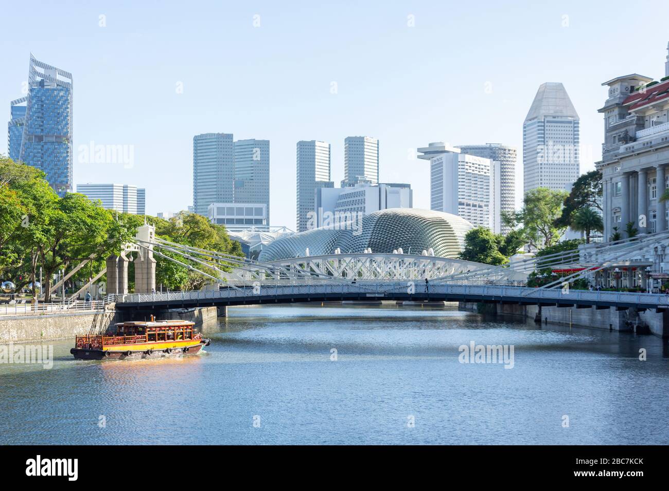 Cavendish bridge and civic district across singapore river cruis hi-res ...
