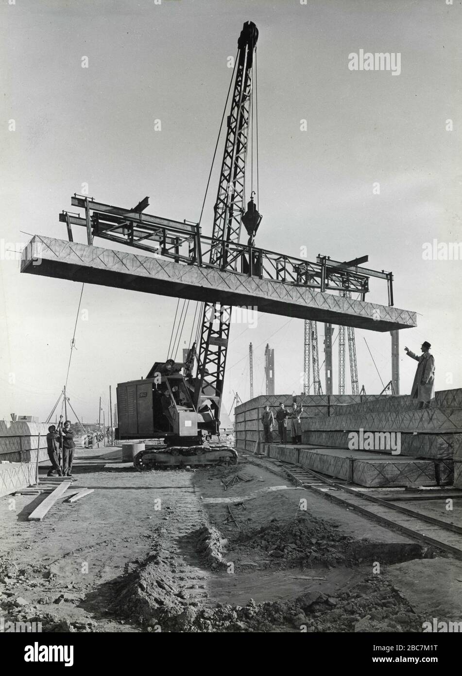 Mounting the prefabricated concrete columns of the Sovietic steel plant ...