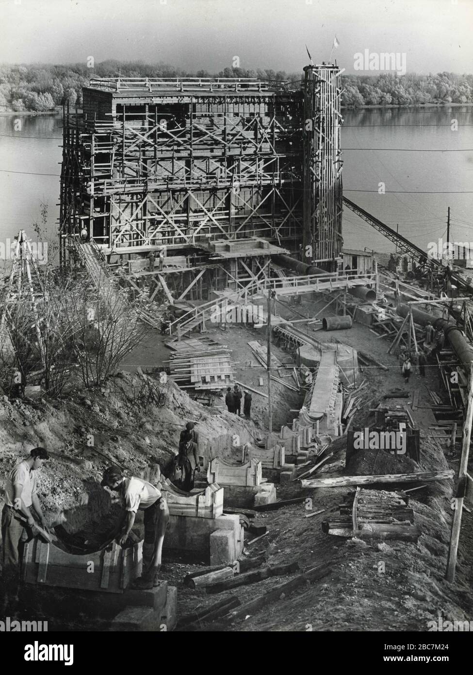 Building the docks on the river Danube for the Sovietic steel plant ...