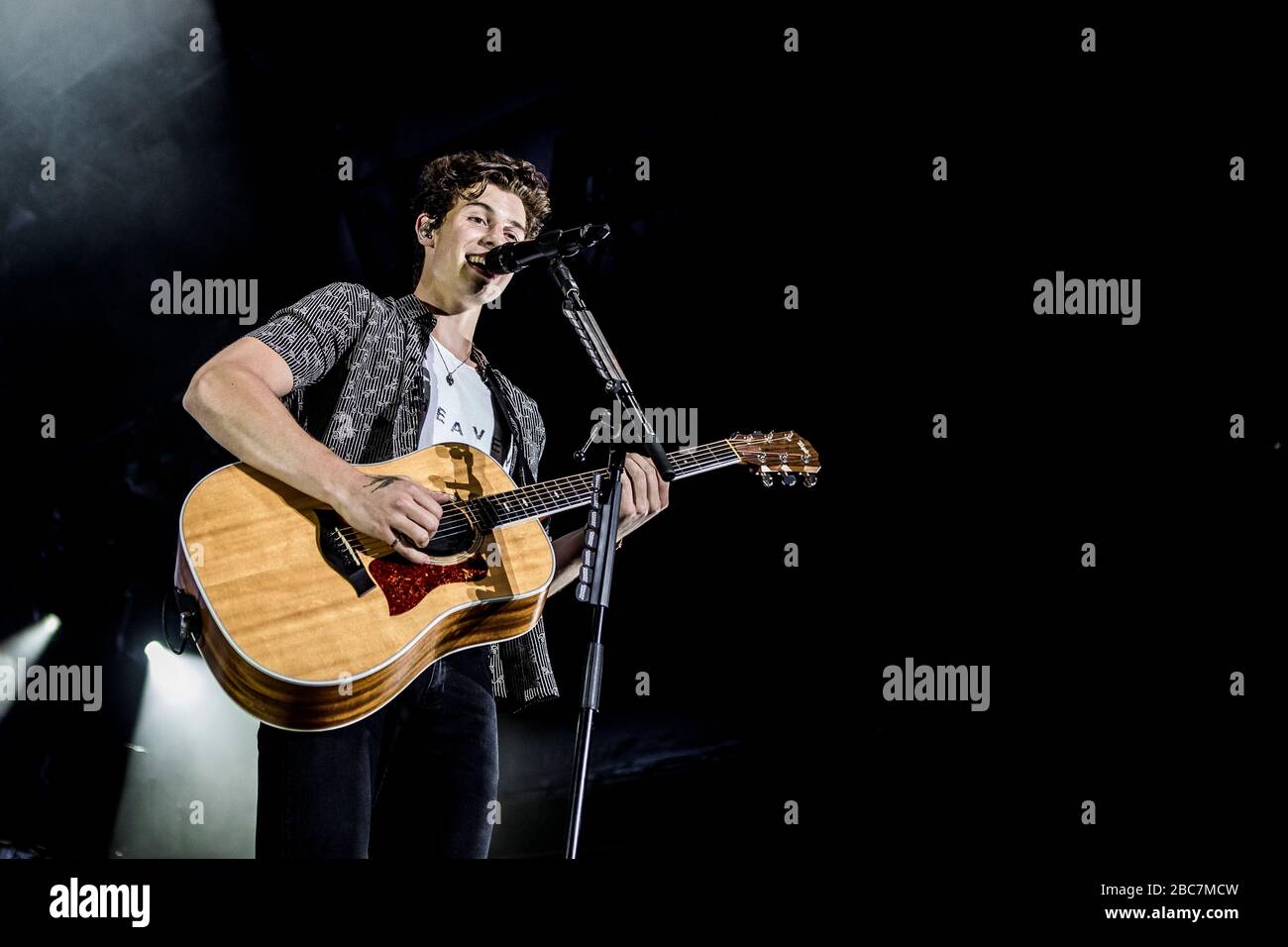 Shawn mendes on stage hi-res stock photography and images - Alamy