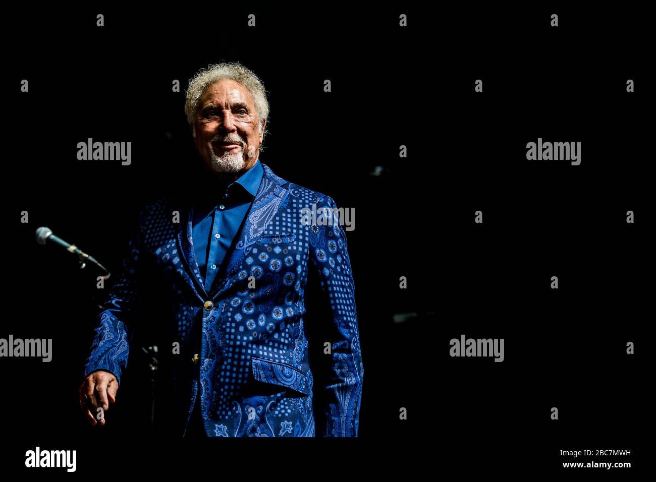 Welsh singer tom jones performs hi-res stock photography and images - Alamy