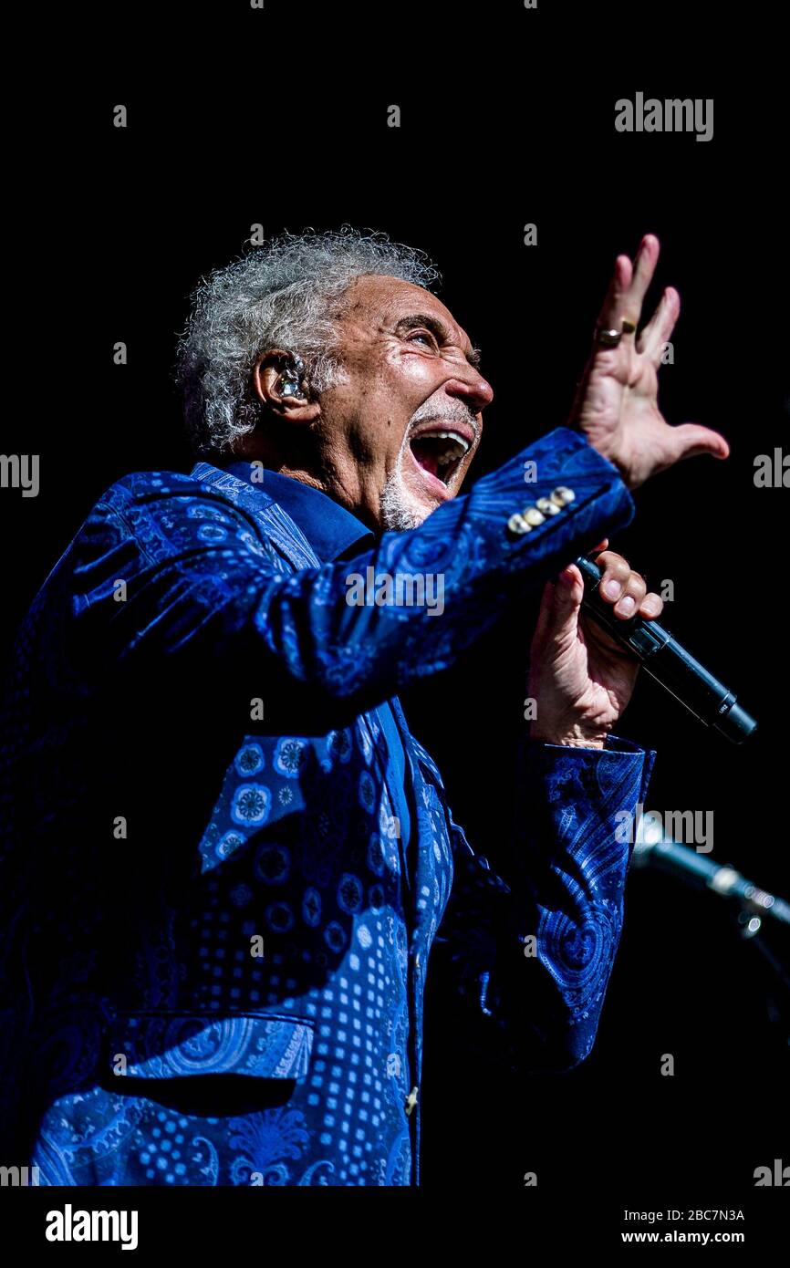 Welsh singer tom jones performs hi-res stock photography and images - Alamy