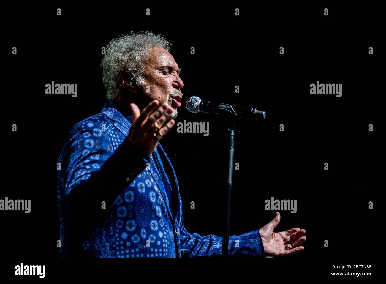 Welsh singer tom jones performs hi-res stock photography and images - Alamy