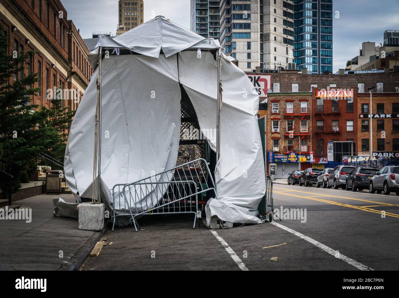 Brooklyn Hospital makeshift morgue during Covid-19 Stock Photo - Alamy