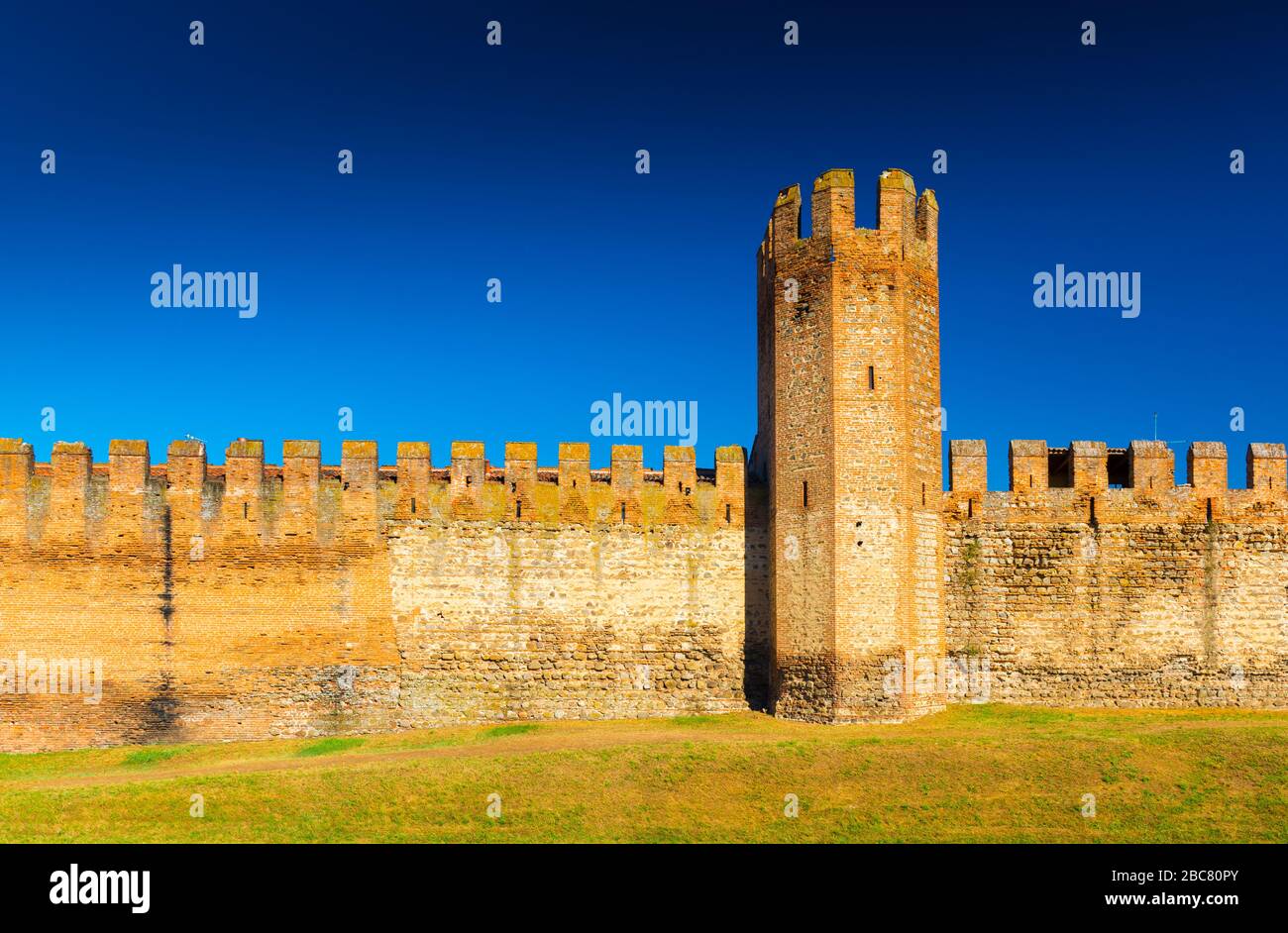 Brick wall with a tower. Medieval Italian walled town Stock Photo - Alamy