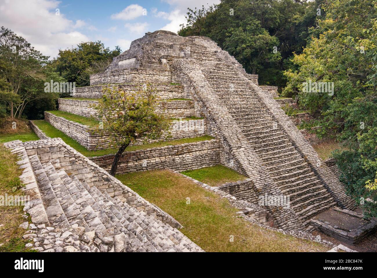 Estructura maya hi-res stock photography and images - Alamy