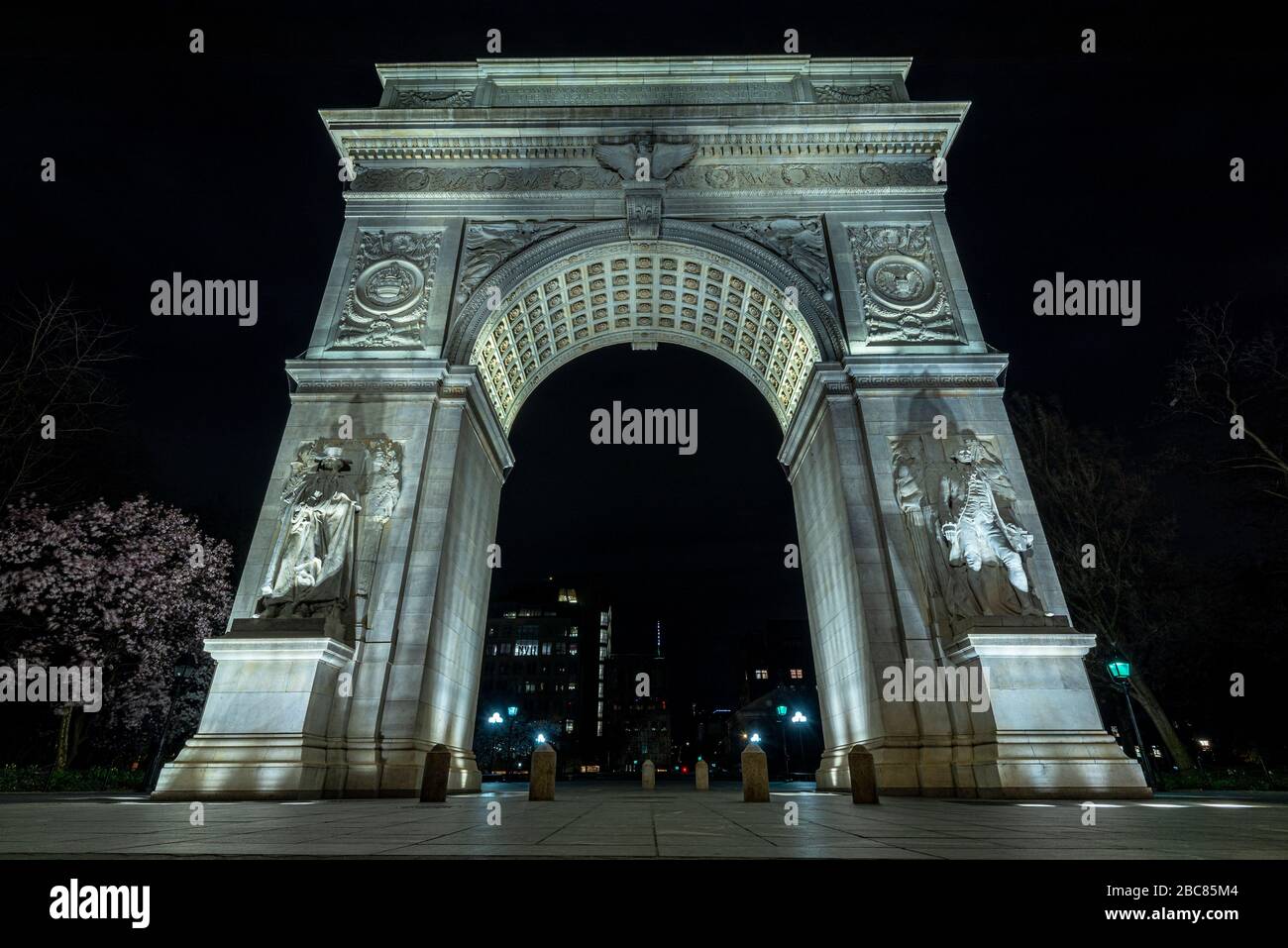 The Washington Square Arch is a marble triumphal arch built in 1892 in ...