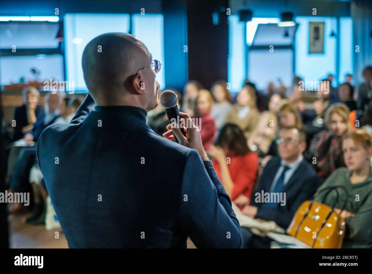 Male presenter speaks to audiences at workshop Stock Photo - Alamy