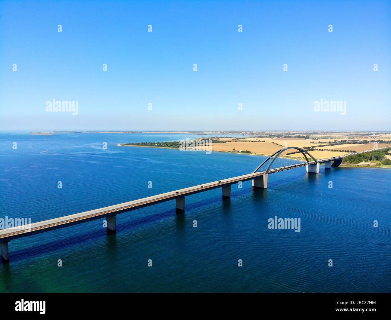 Die Fehmarnssundbrücke verbindet die insel Fehmarn mit dem Festland ...