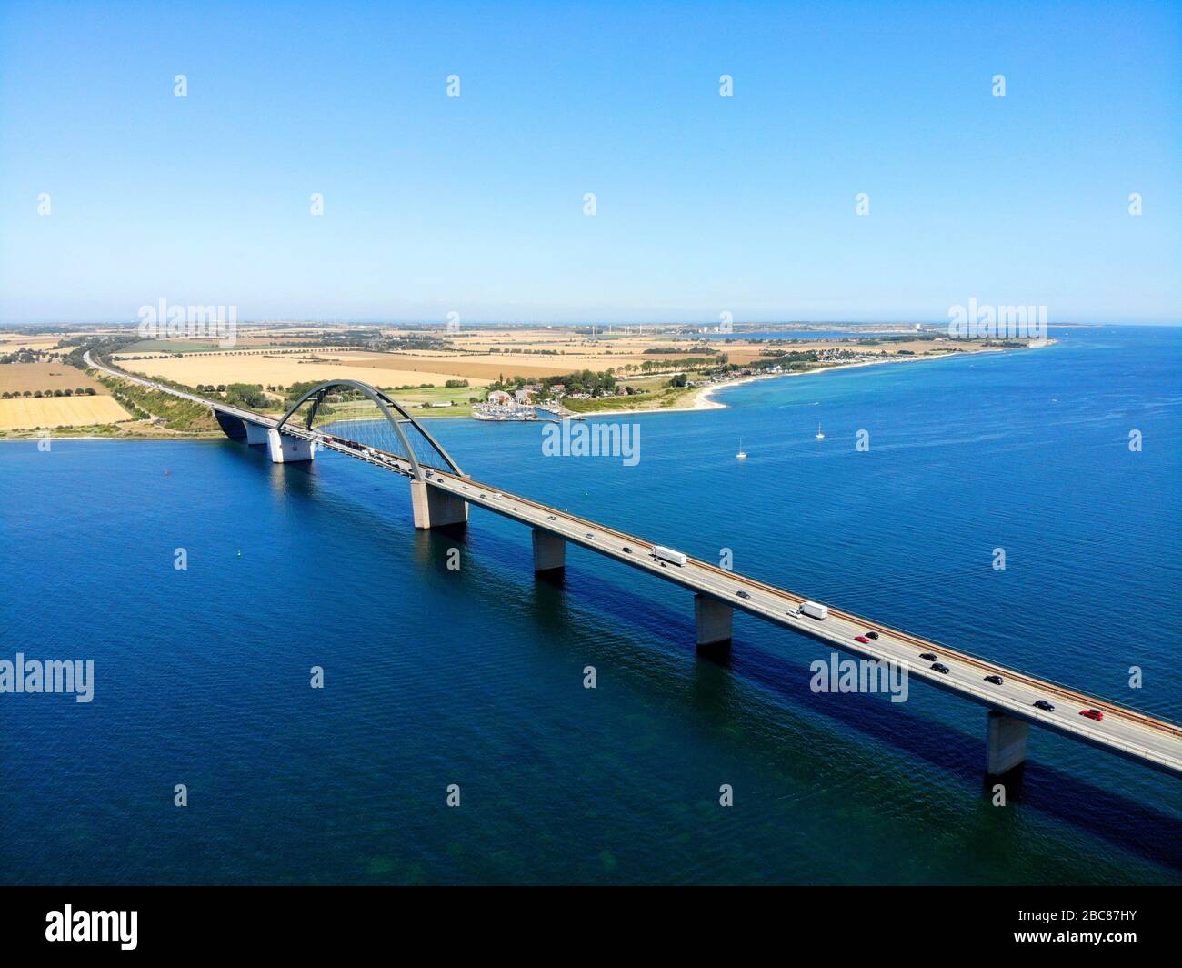 Die Fehmarnssundbrücke verbindet die insel Fehmarn mit dem Festland ...