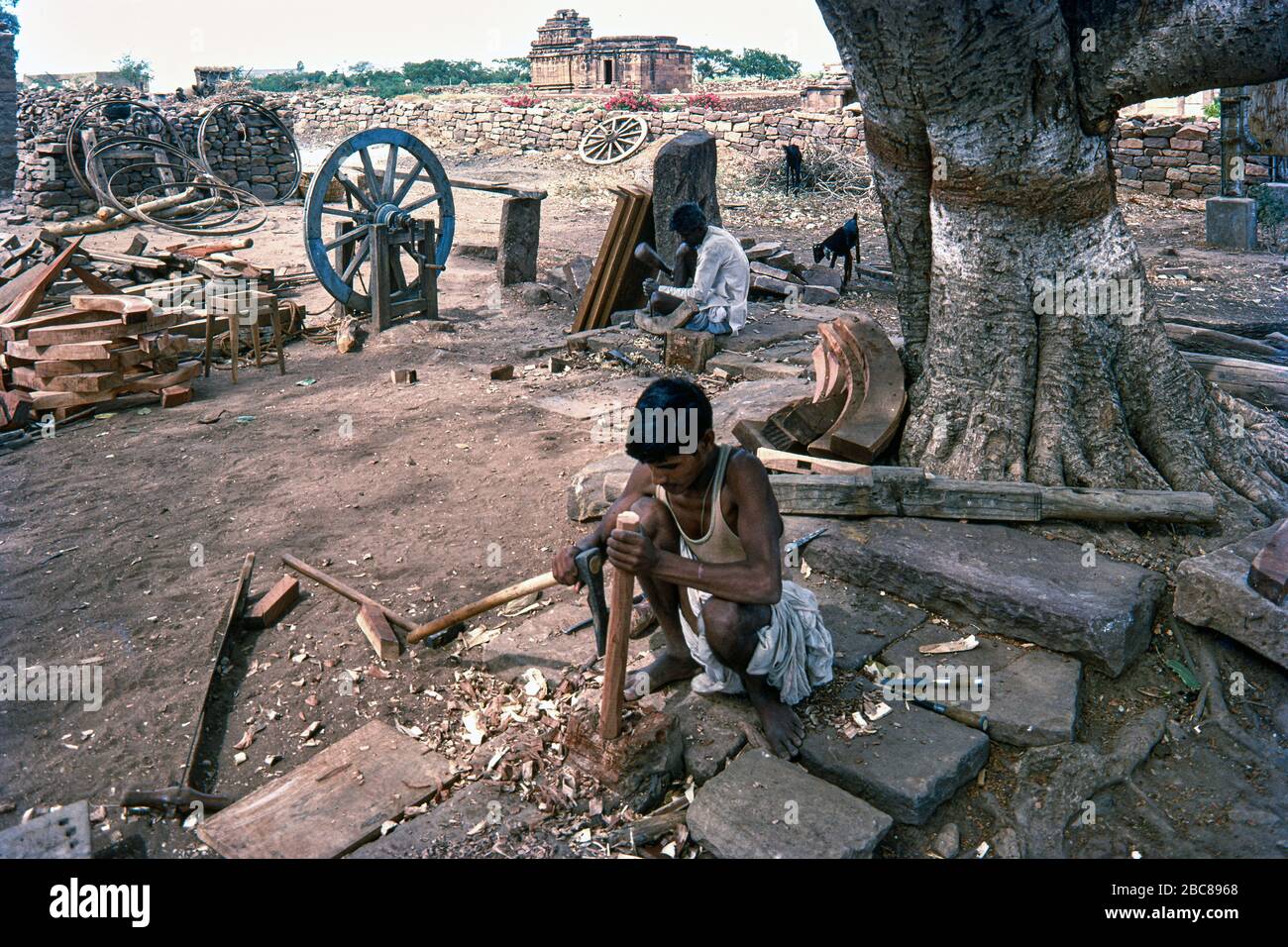 03 Apr 2020Traditional Craftsmen making Wooden Cart wheel at Aihole ...