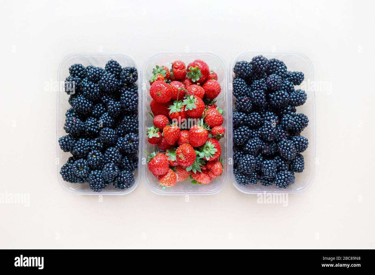 Container of blackberries hi-res stock photography and images - Alamy