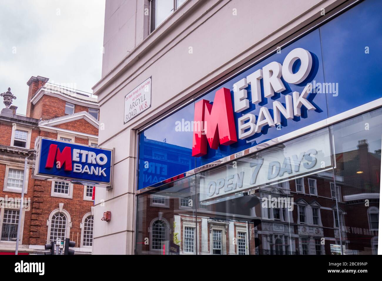 Metro bank london branch hi-res stock photography and images - Alamy