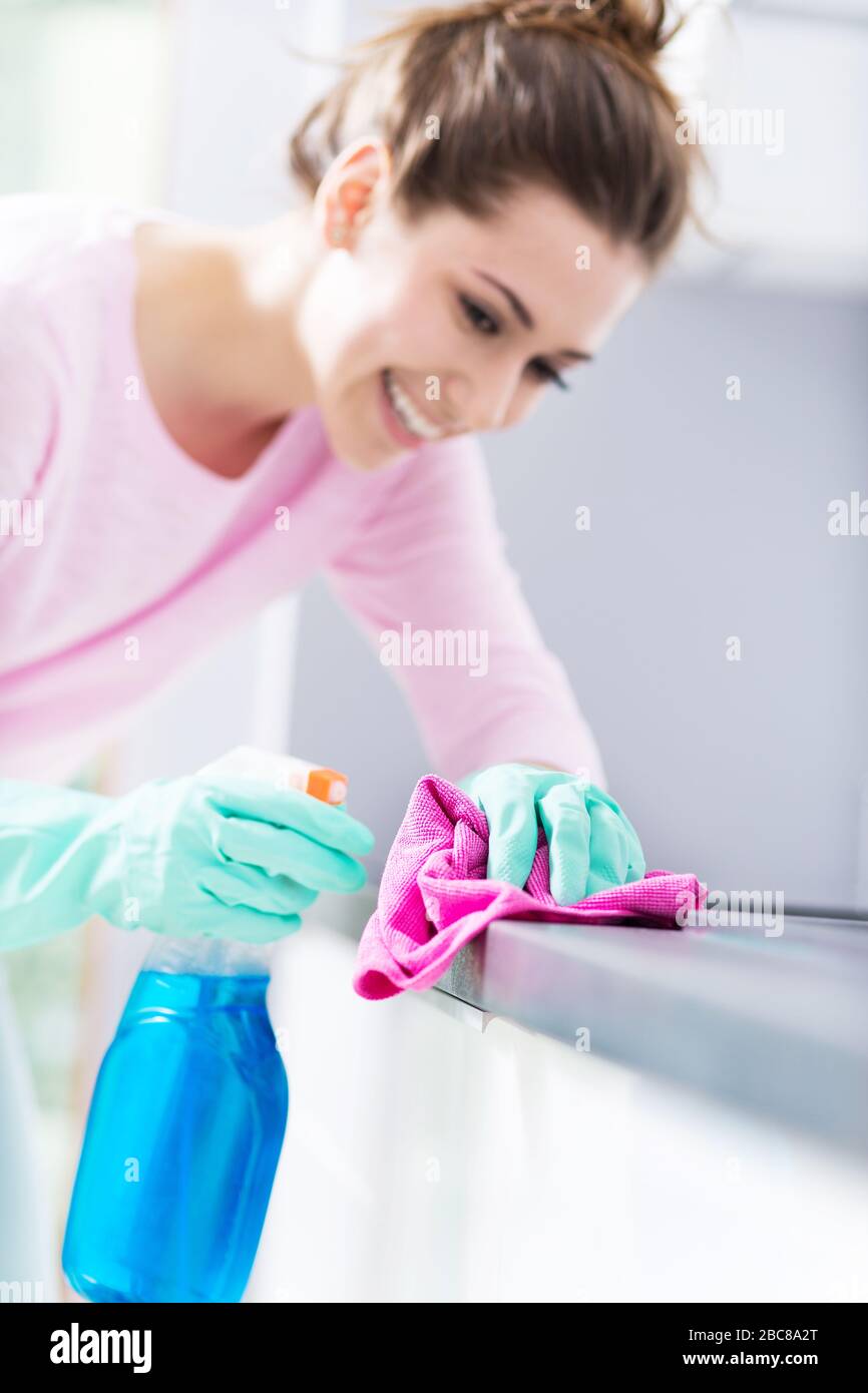 Kitchen scrubbing hi-res stock photography and images - Alamy