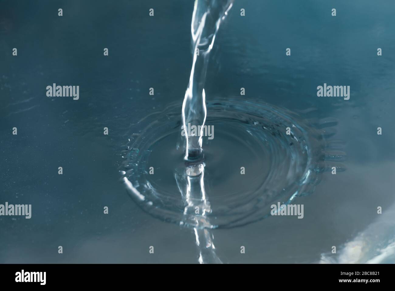 Water splash abstract mirror image hi-res stock photography and images ...