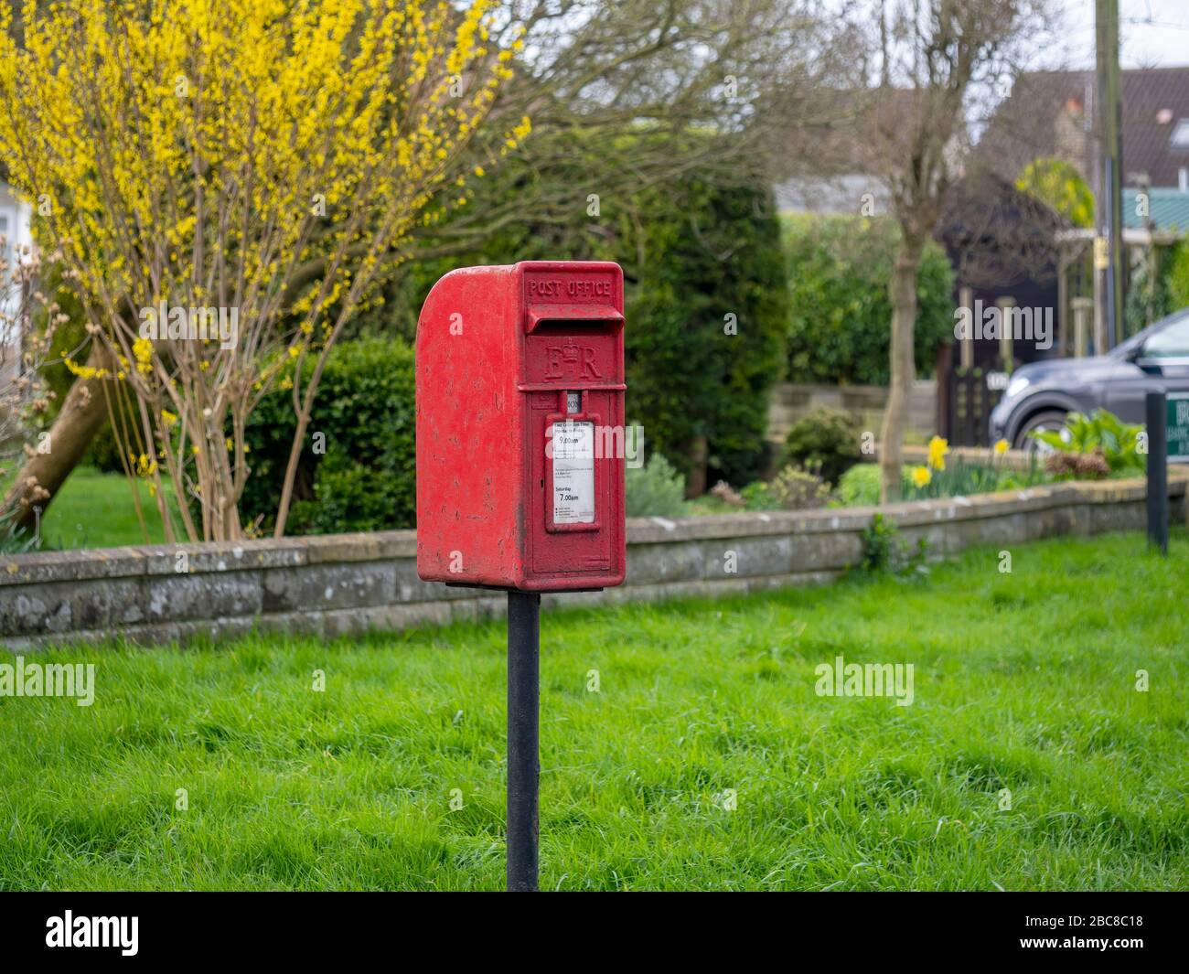Royal mail crown hi-res stock photography and images - Alamy